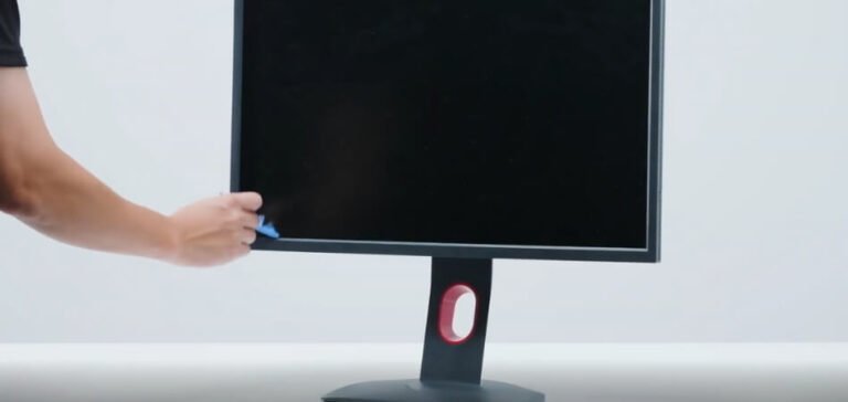 How to Clean the Monitor Screen Without Streaks?