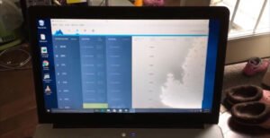 How to Clean the Monitor Screen Without Streaks?